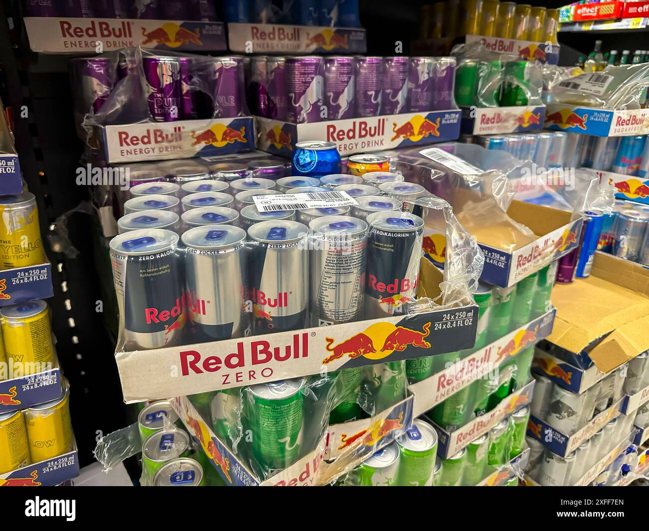 Red Bull, Getränke Dosen in einem Supermarkt. // 15.05.2024: Stuttgart ...