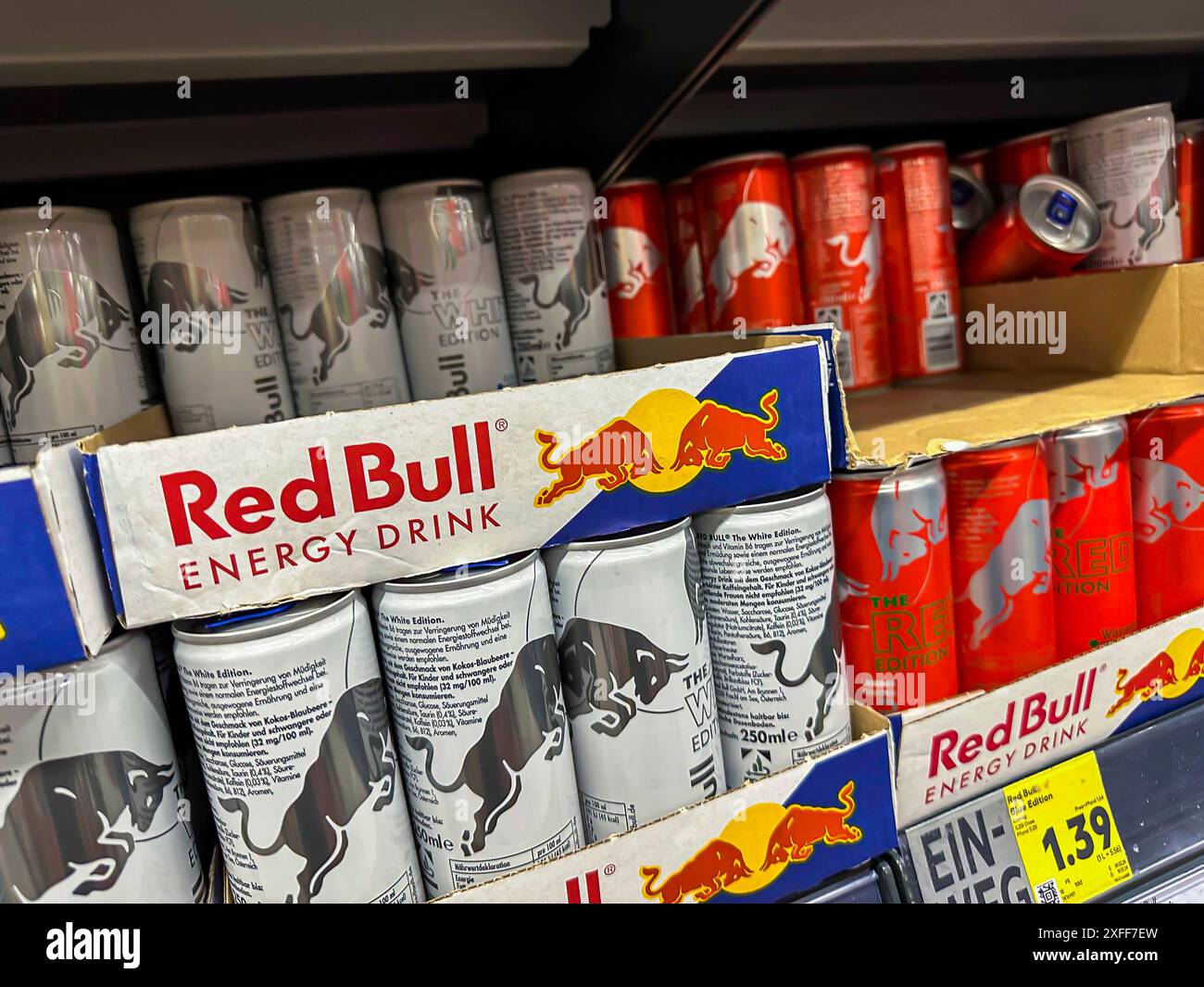 Red Bull, Getränke Dosen in einem Supermarkt. // 15.05.2024: Stuttgart ...