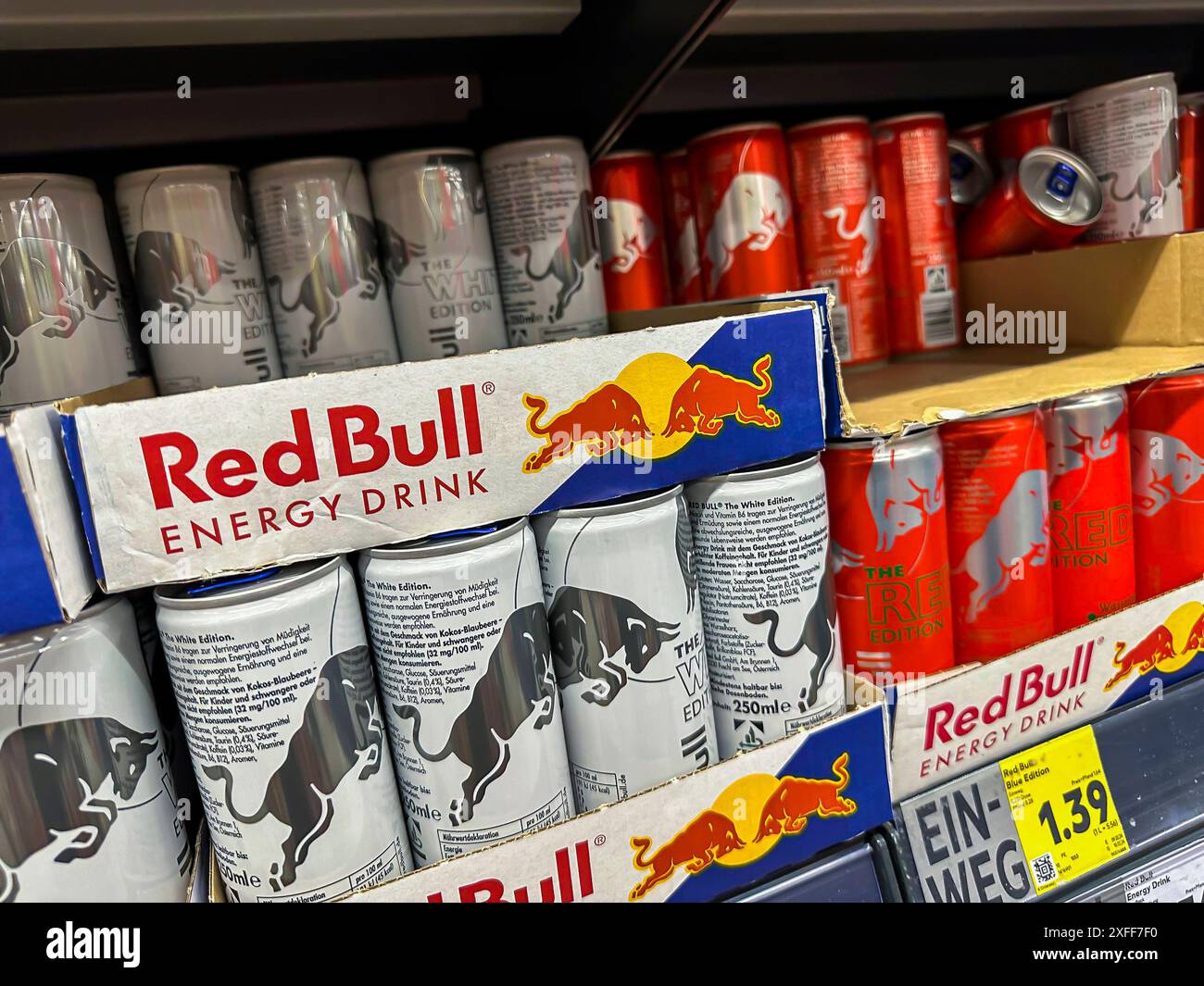 Red Bull, Getränke Dosen in einem Supermarkt. // 15.05.2024: Stuttgart ...