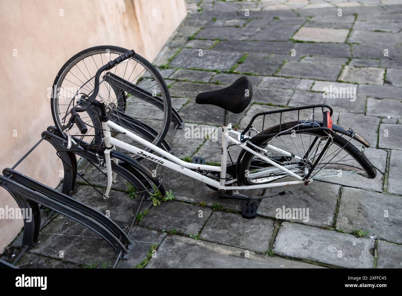 Vandalized bicycle left on downtown city street Stock Photo - Alamy