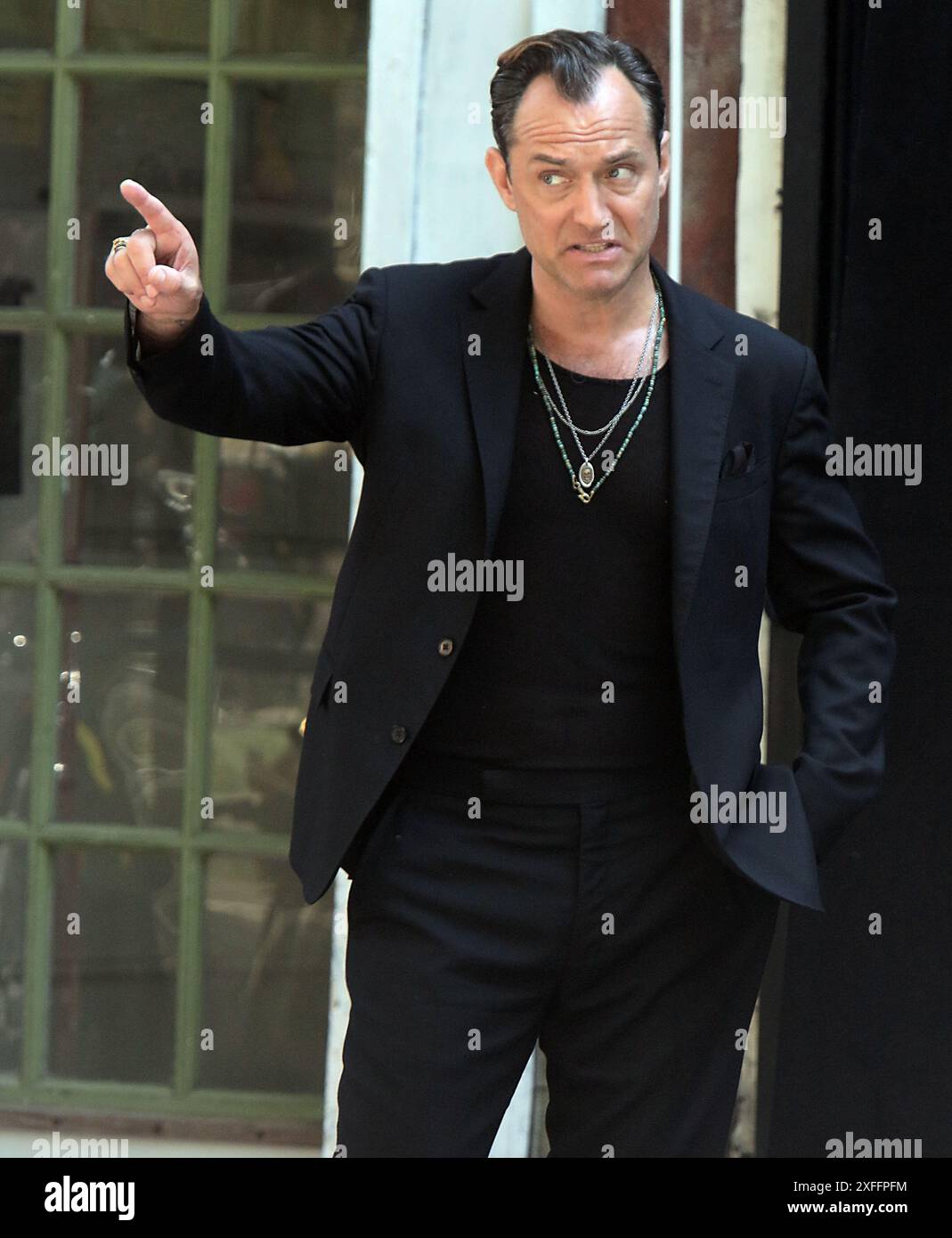 Jude Law on location filming Netflix TV mini series Black Rabbit ...