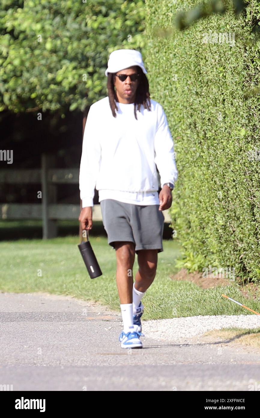 EXCLUSIVE **EXCLUSIVE ALL ROUNDER **Jay-Z spotted out jogging in The ...