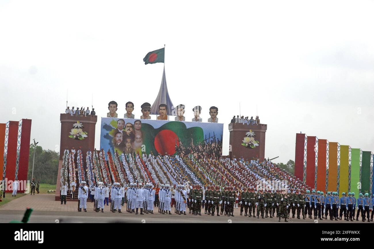 Armed forces personnel participating in the Independence Day parade at ...