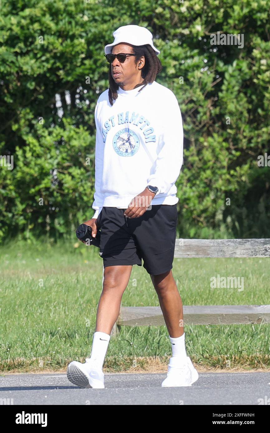 EXCLUSIVE **EXCLUSIVE ALL ROUNDER**Rapper Jay-Z spotted out for a walk ...