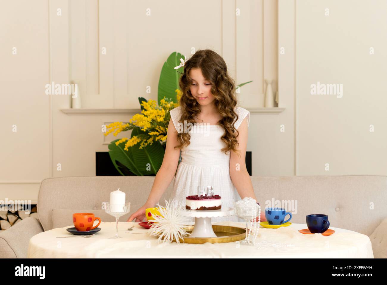 Girl standing behind table hi-res stock photography and images - Alamy