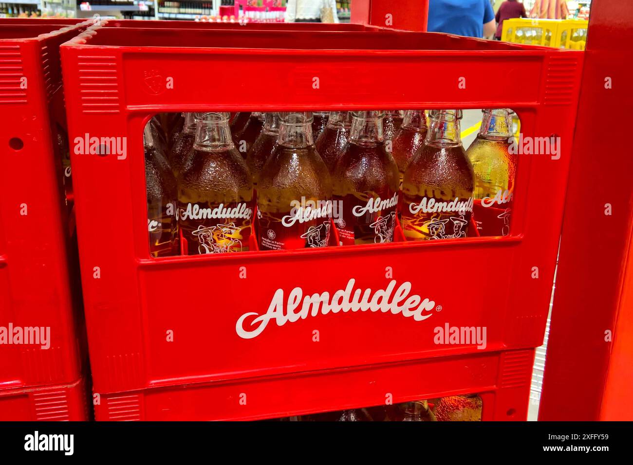 Almdudler ist eine österreichische Limonade mit Kräuterextrakten. Sie ...