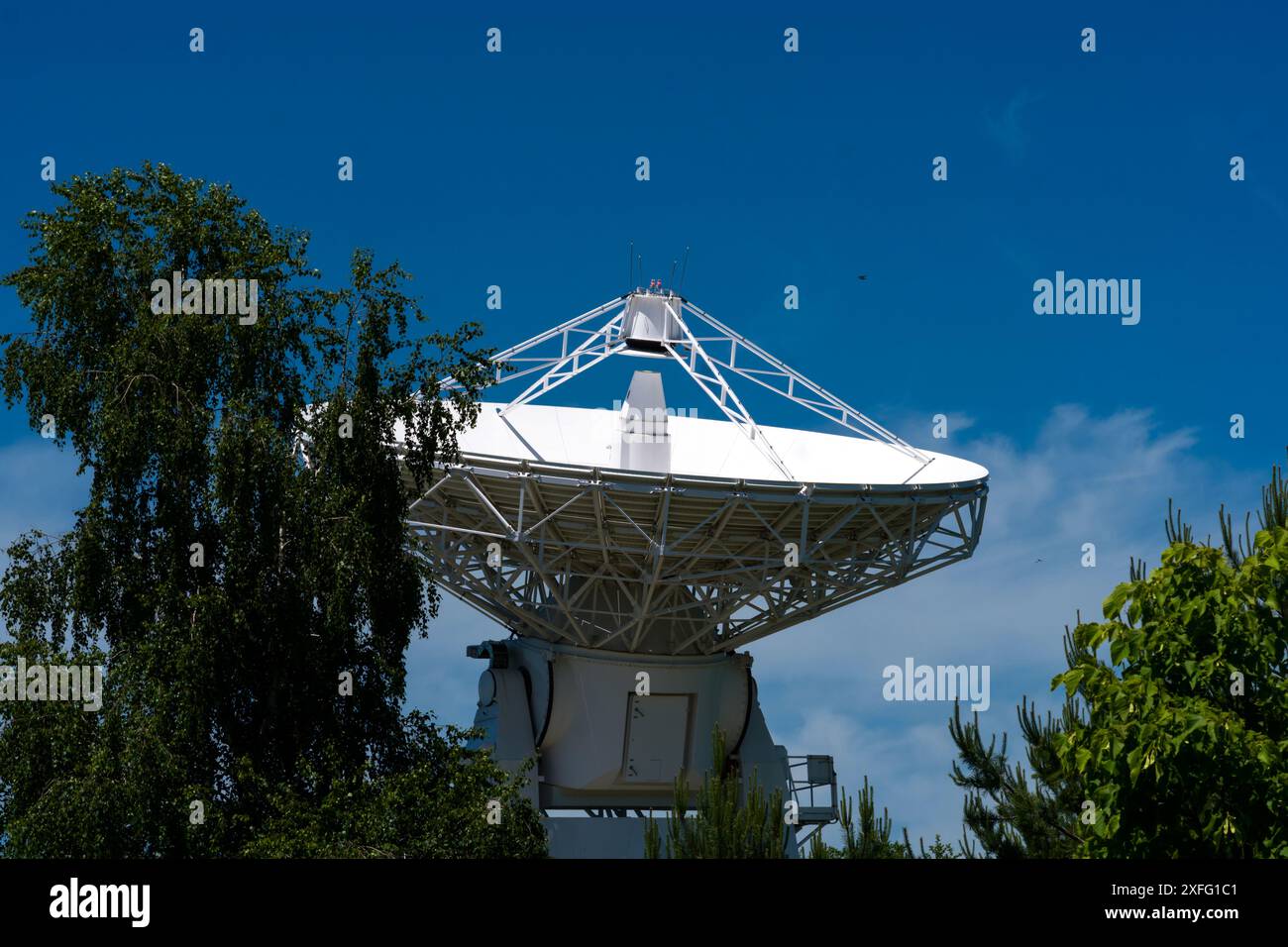 Structure partially obscured hi-res stock photography and images - Alamy