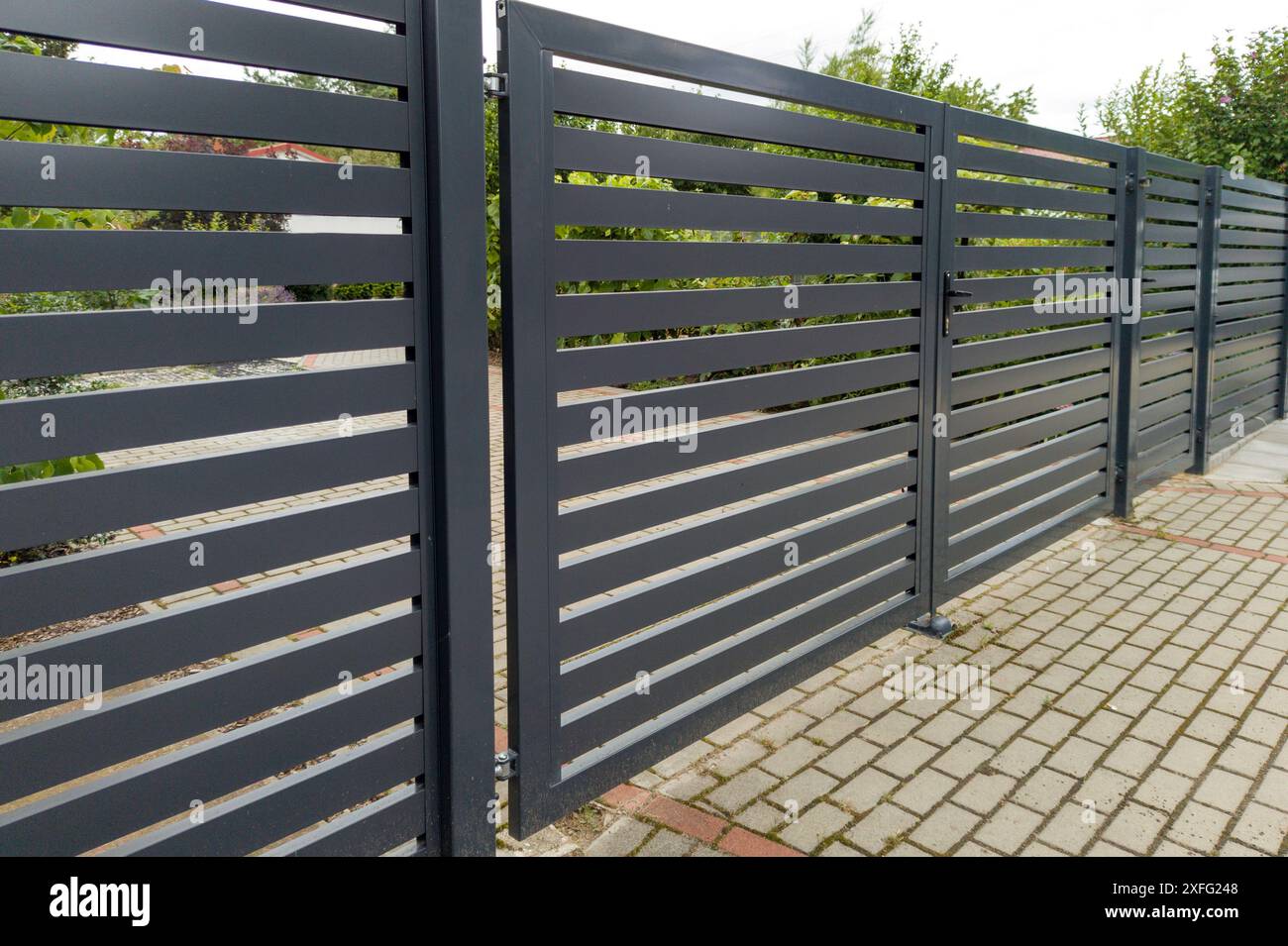Modern metal garden fence hi-res stock photography and images - Alamy