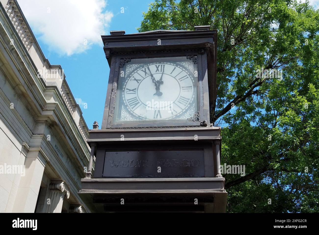 Urban big clock hi-res stock photography and images - Alamy