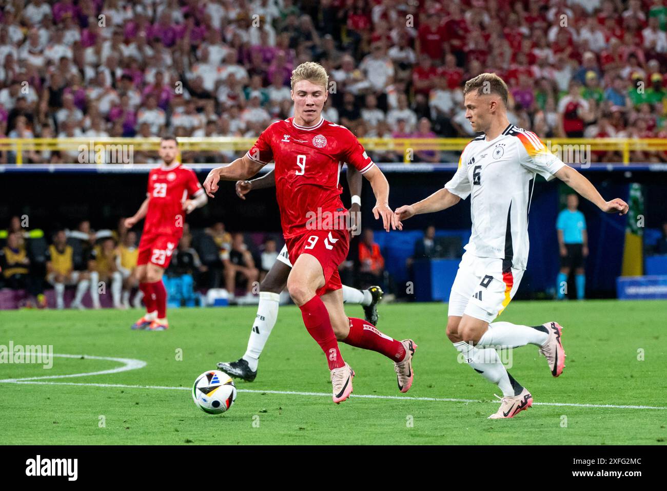 Rasmus Winther Hojlund (Daenemark, #09) im Zweikampf mit Joshua Kimmich ...