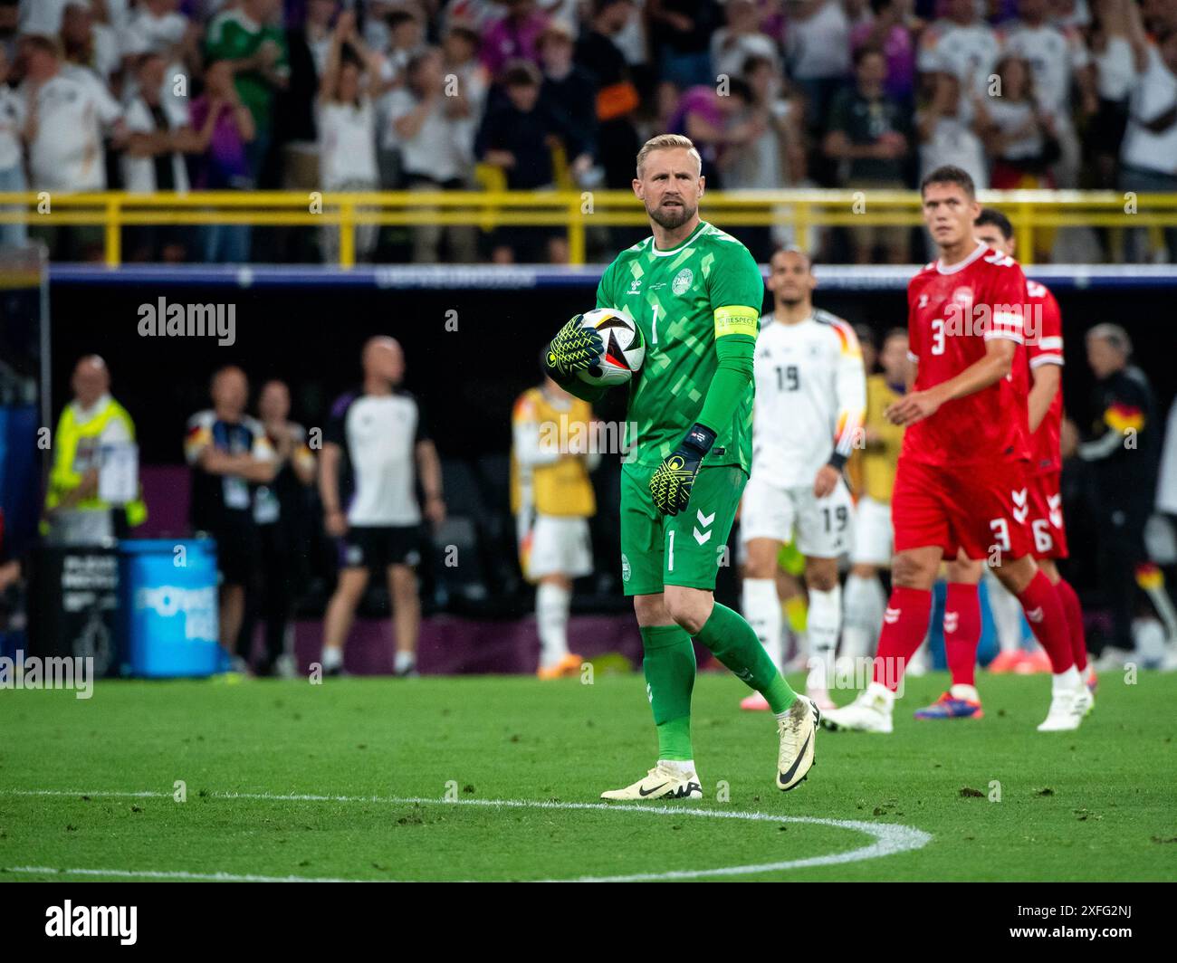 Kasper Schmeichel (Daenemark, #01) aergert sich ueber den Elfmeter, GER ...