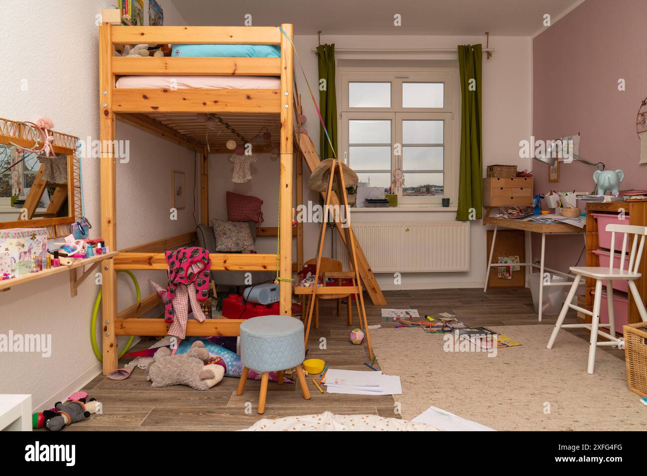 Untidy room hi-res stock photography and images - Alamy