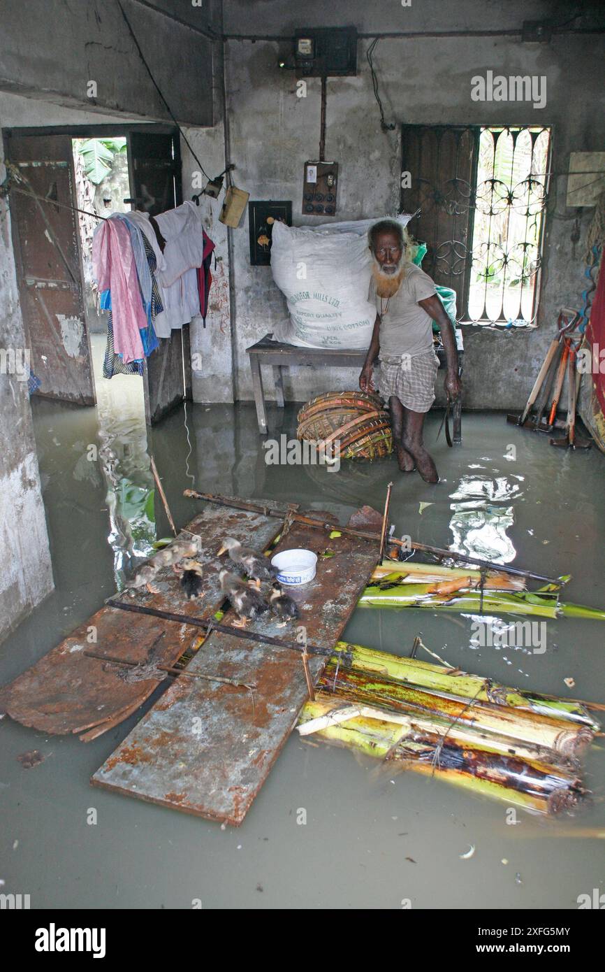 Resident of South Matuail at Shampur suffering for water logging, Dhaka ...