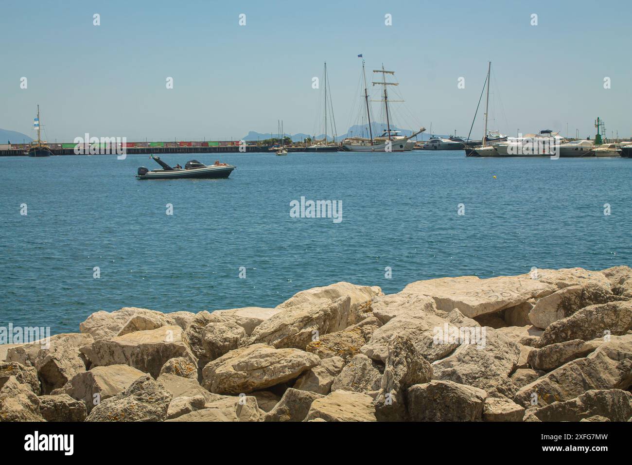 Yacht on the sea shore. Boat floating around sea cost in the Gulf of ...