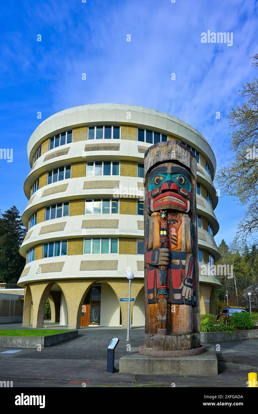 World's widest totem pole, Cedar man walking out of the log, artist ...
