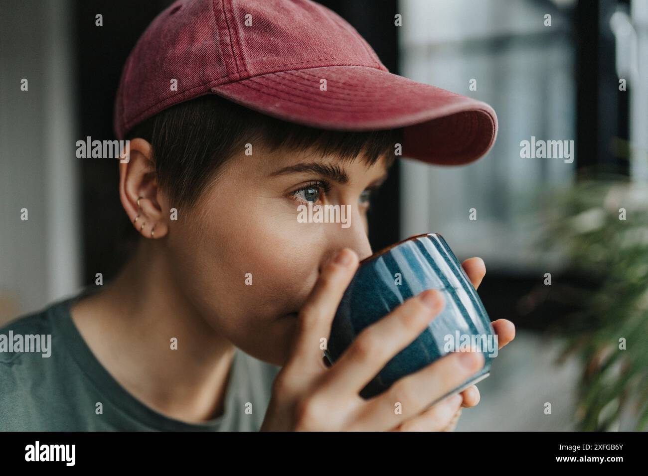 Woman wearing white cap hi-res stock photography and images - Alamy