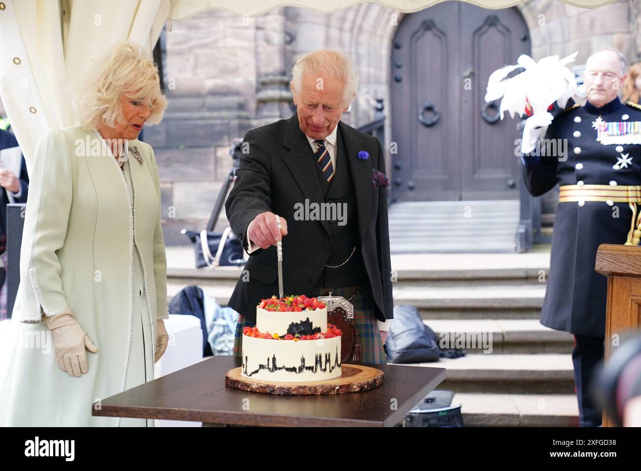 King Charles III and Queen Camilla cut a cake made by 2020 Great ...