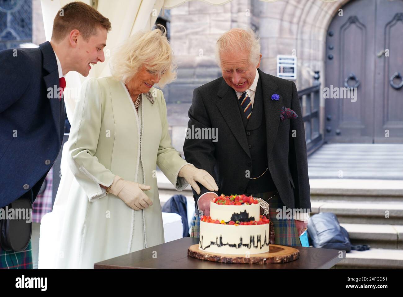King Charles III and Queen Camilla cut a cake made by 2020 Great ...