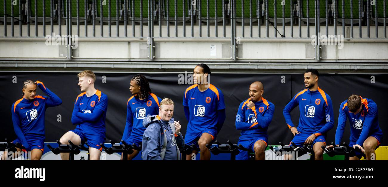 WOLFSBURG - Xavi Simons, Jerdy Schouten, Nathan Ake, national coach ...