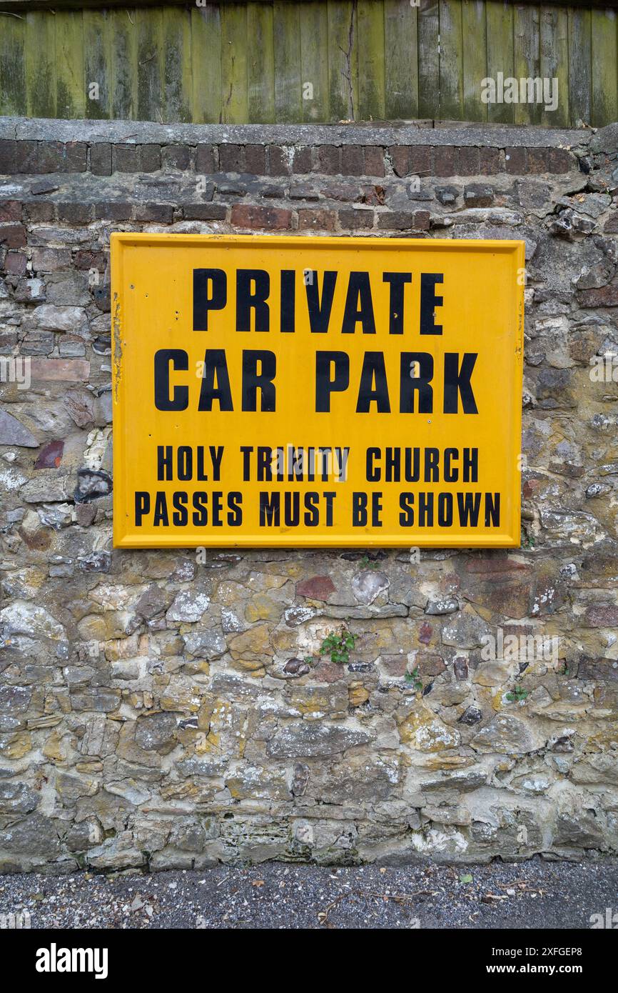 Holy Trinity Church, Dorchester No Parking sign Stock Photo - Alamy