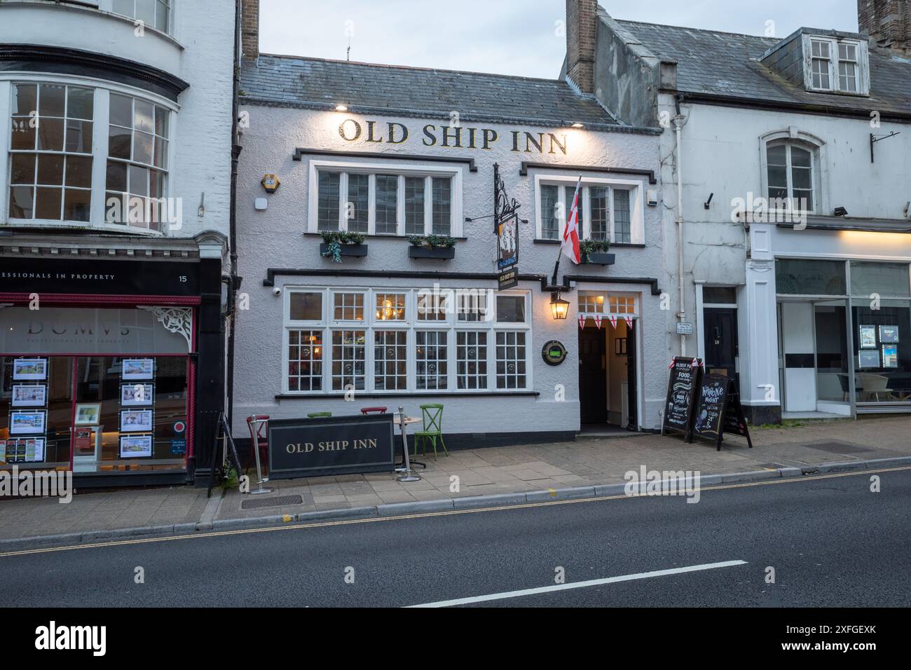 Old ship inn hi-res stock photography and images - Alamy