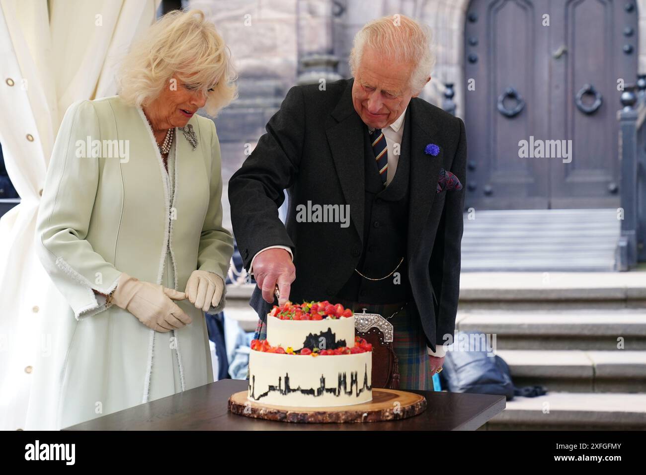 King charles queen camilla 2020 hi-res stock photography and images - Alamy