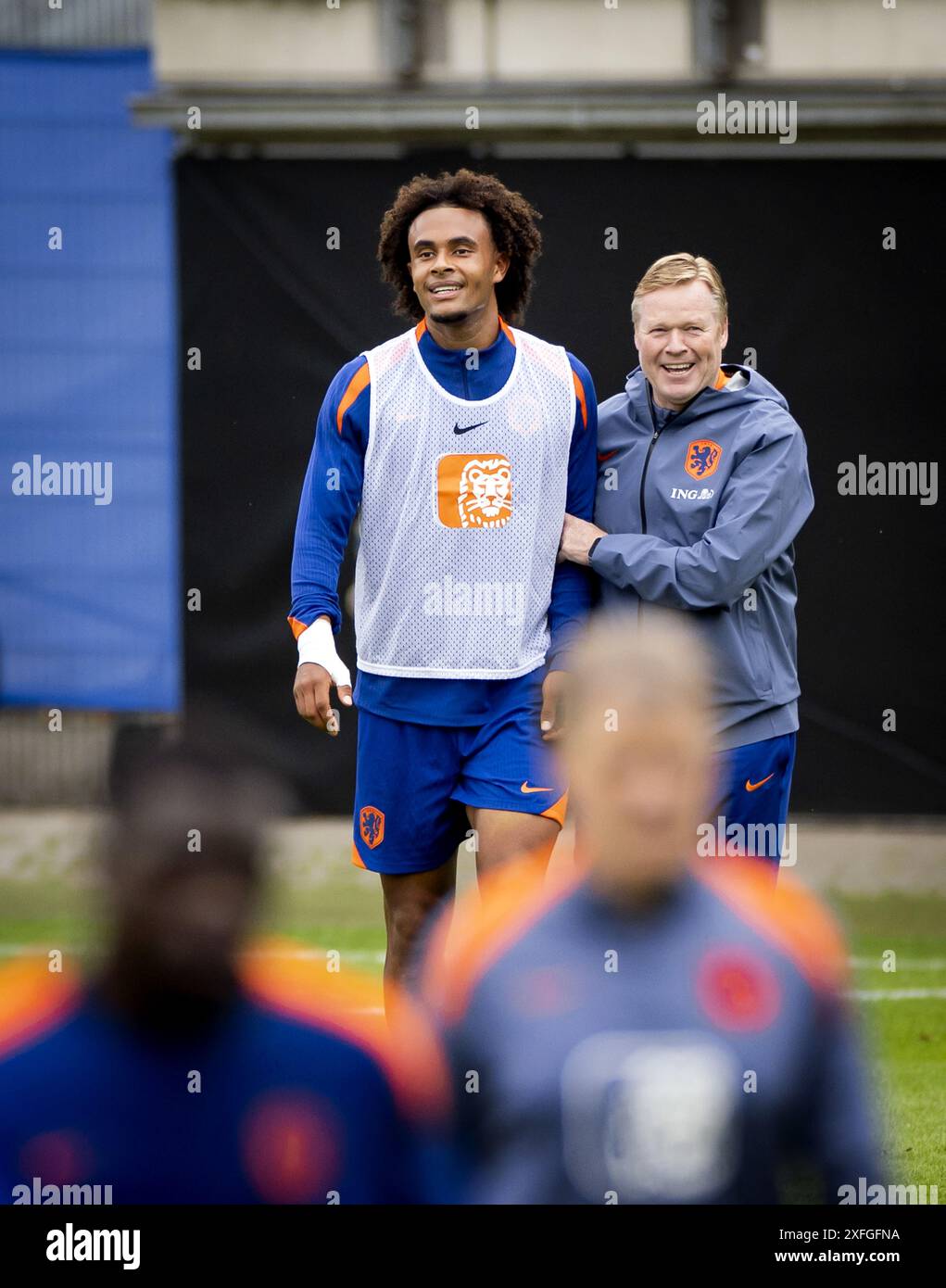 WOLFSBURG - Joshua Zirkzee and national coach Ronald Koeman during a ...