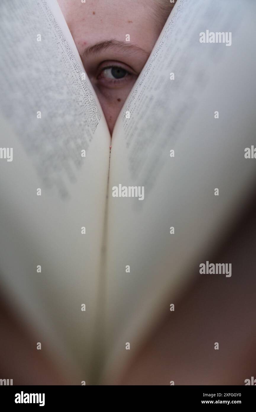 Wallpaper of book hi-res stock photography and images - Alamy