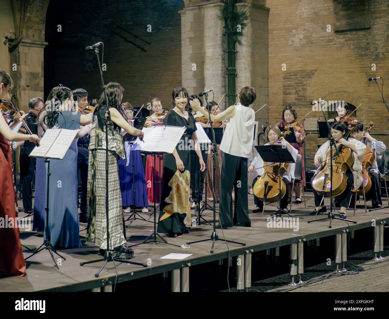 Classical concert stage playing hi-res stock photography and images - Alamy