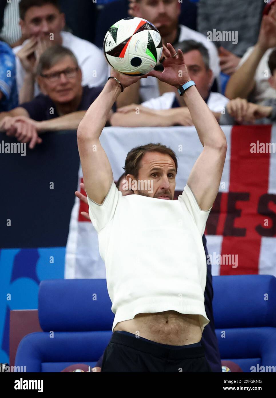 GELSENKIRCHEN, GERMANY - JUNE 30: Coach Gareth Southgate of England ...