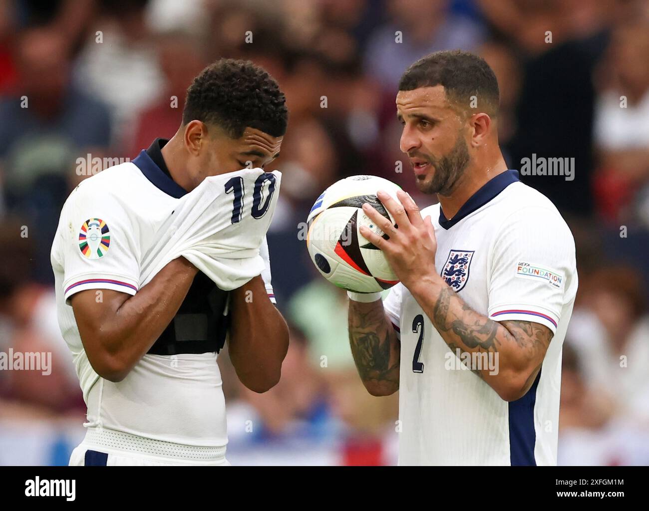 GELSENKIRCHEN, GERMANY - JUNE 30: Jude Bellingham of England with Kyle ...