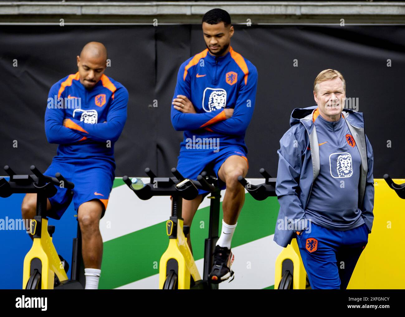 WOLFSBURG - Donyell Malen, Cody Gakpo and national coach Ronald Koeman ...