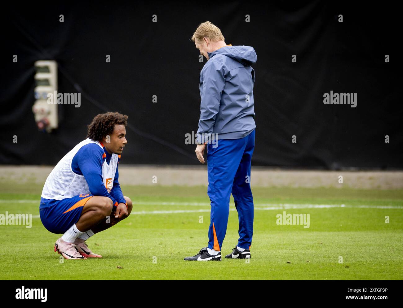 WOLFSBURG - Joshua Zirkzee and national coach Ronald Koeman during a ...