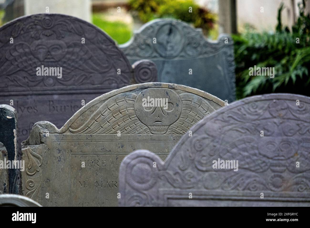 Gravestone 1700s hi-res stock photography and images - Alamy