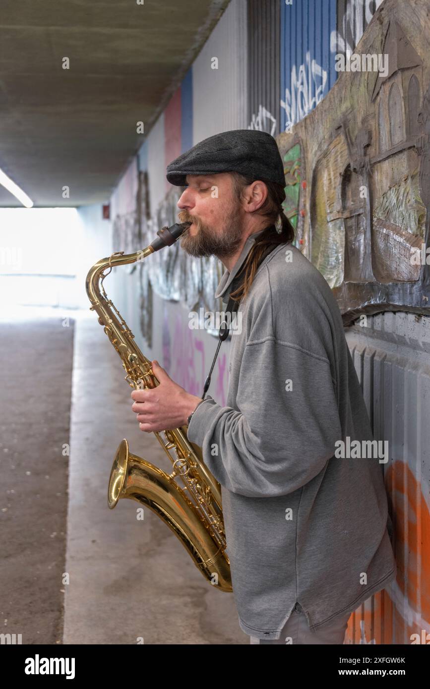 Musician saxophone subway hi-res stock photography and images - Alamy