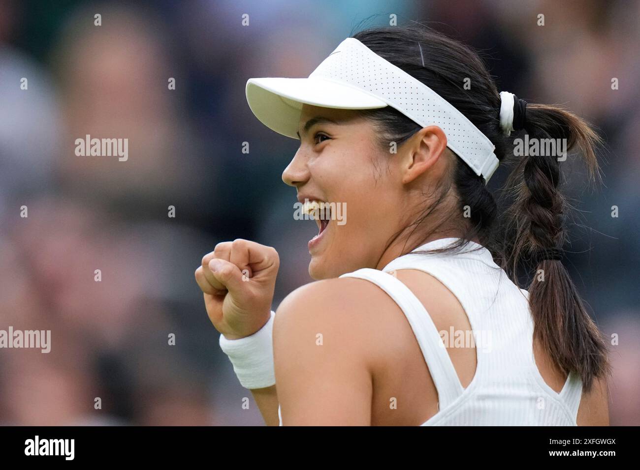 Emma Raducanu of Britain celebrates after defeating Elise Mertens of ...