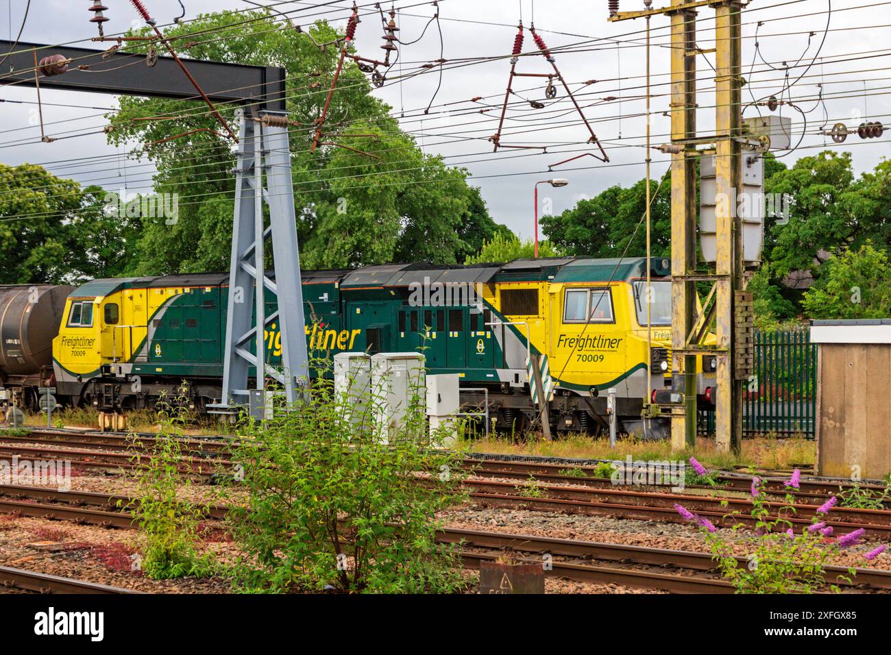 70009 about to descend Preston Docks Line, working the 6M43 0226 ...