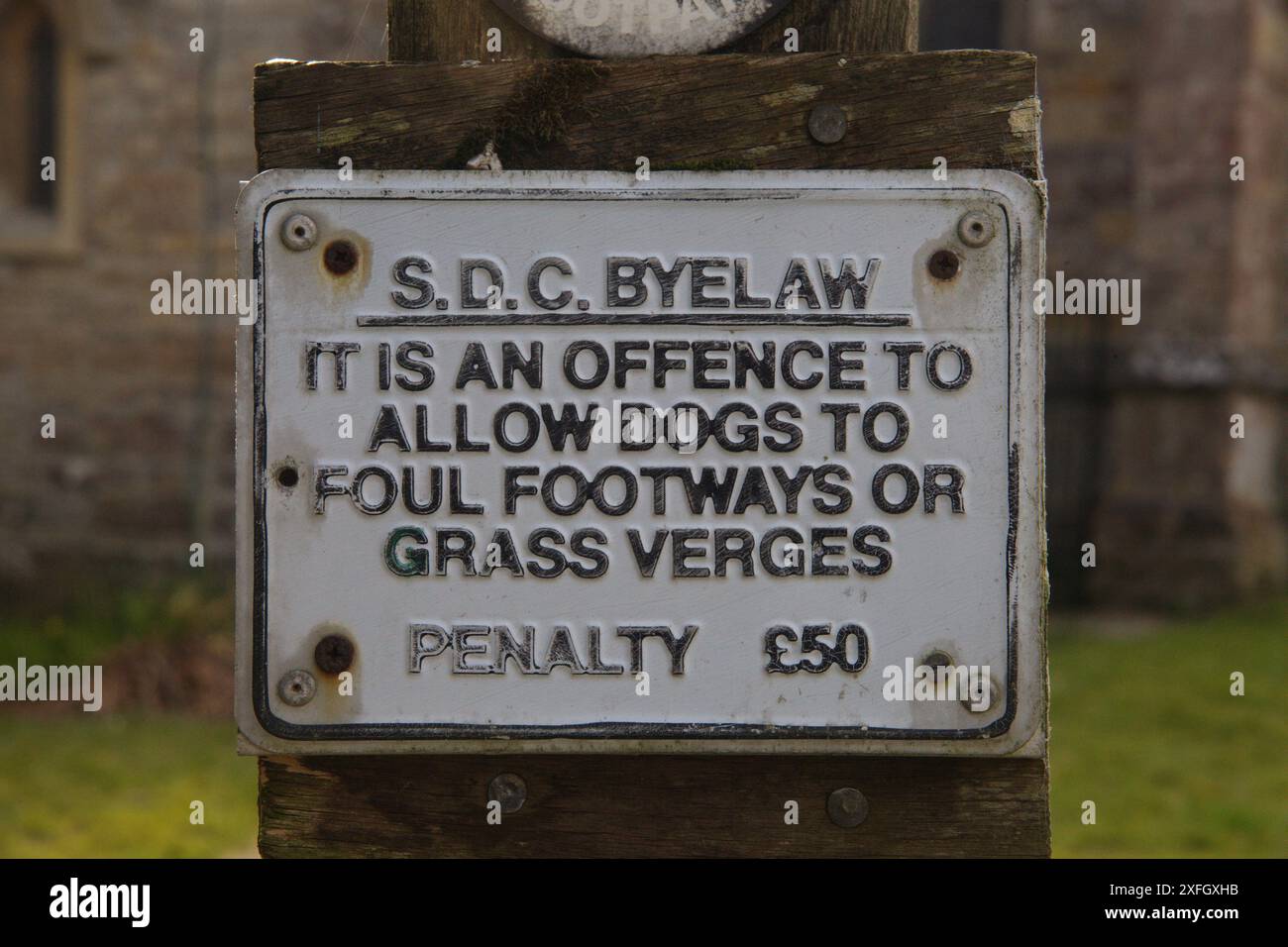Dog fouling penalty warning Stock Photo - Alamy