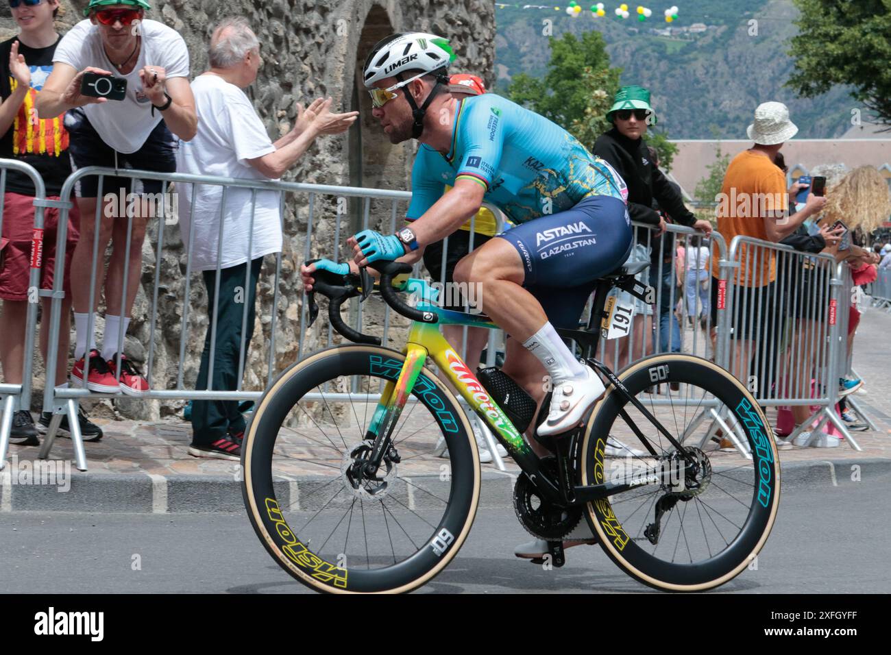 Mark Cavendish at stage 5 of the 2024 Tour de France setting a historic ...