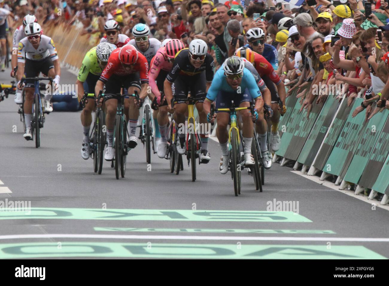 Mark Cavendish at stage 5 of the 2024 Tour de France setting a historic ...