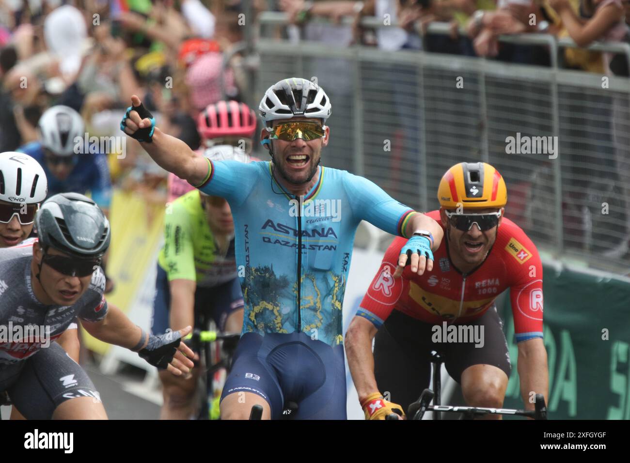 Mark Cavendish at stage 5 of the 2024 Tour de France setting a historic ...