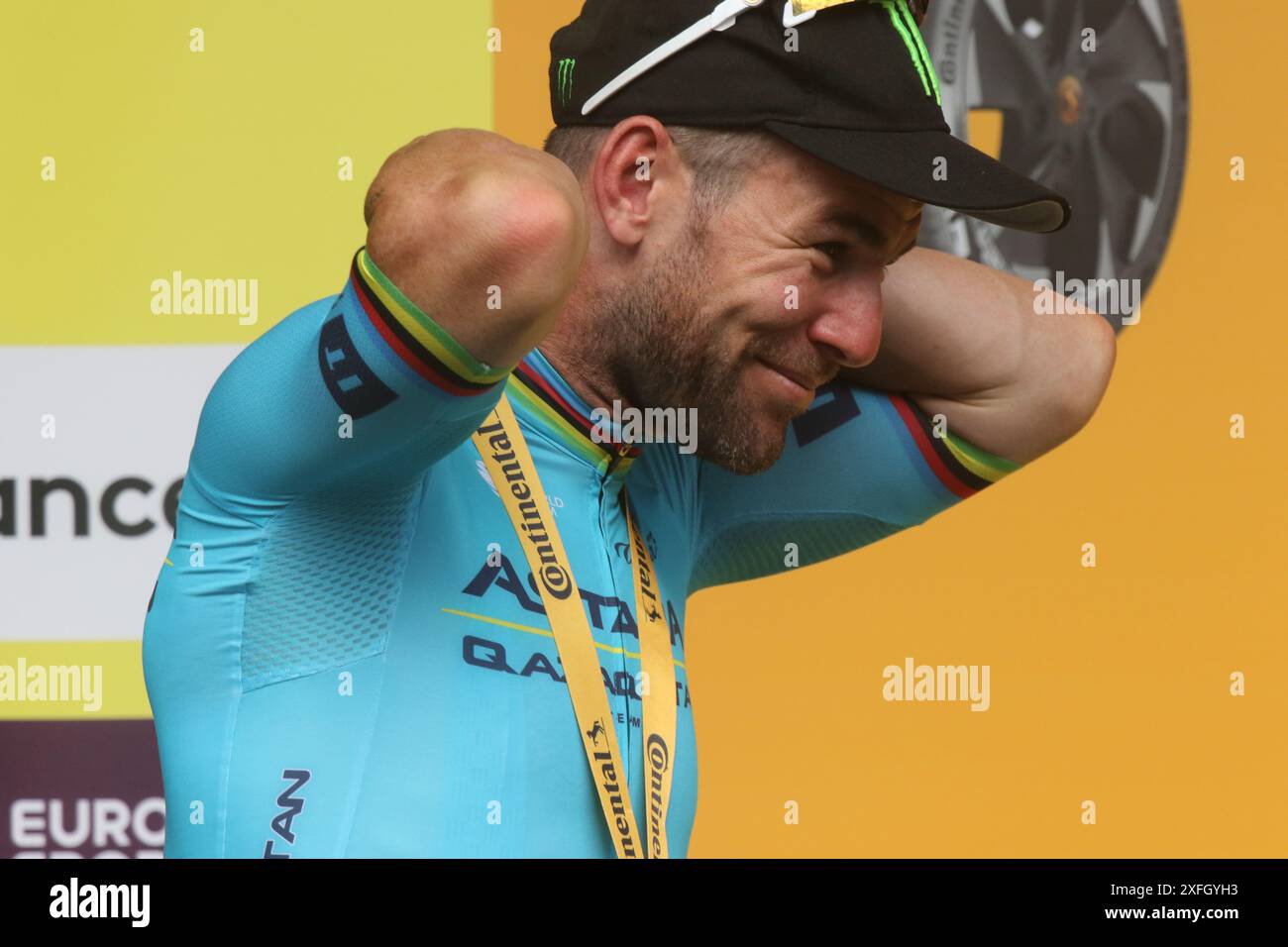 Mark Cavendish at stage 5 of the 2024 Tour de France setting a historic ...