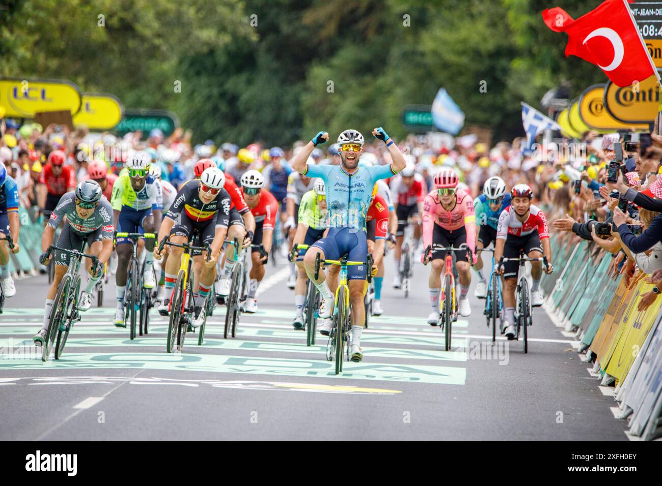 Mark Cavendish leads a peloton of 168 riders to take his 35th Tour de ...
