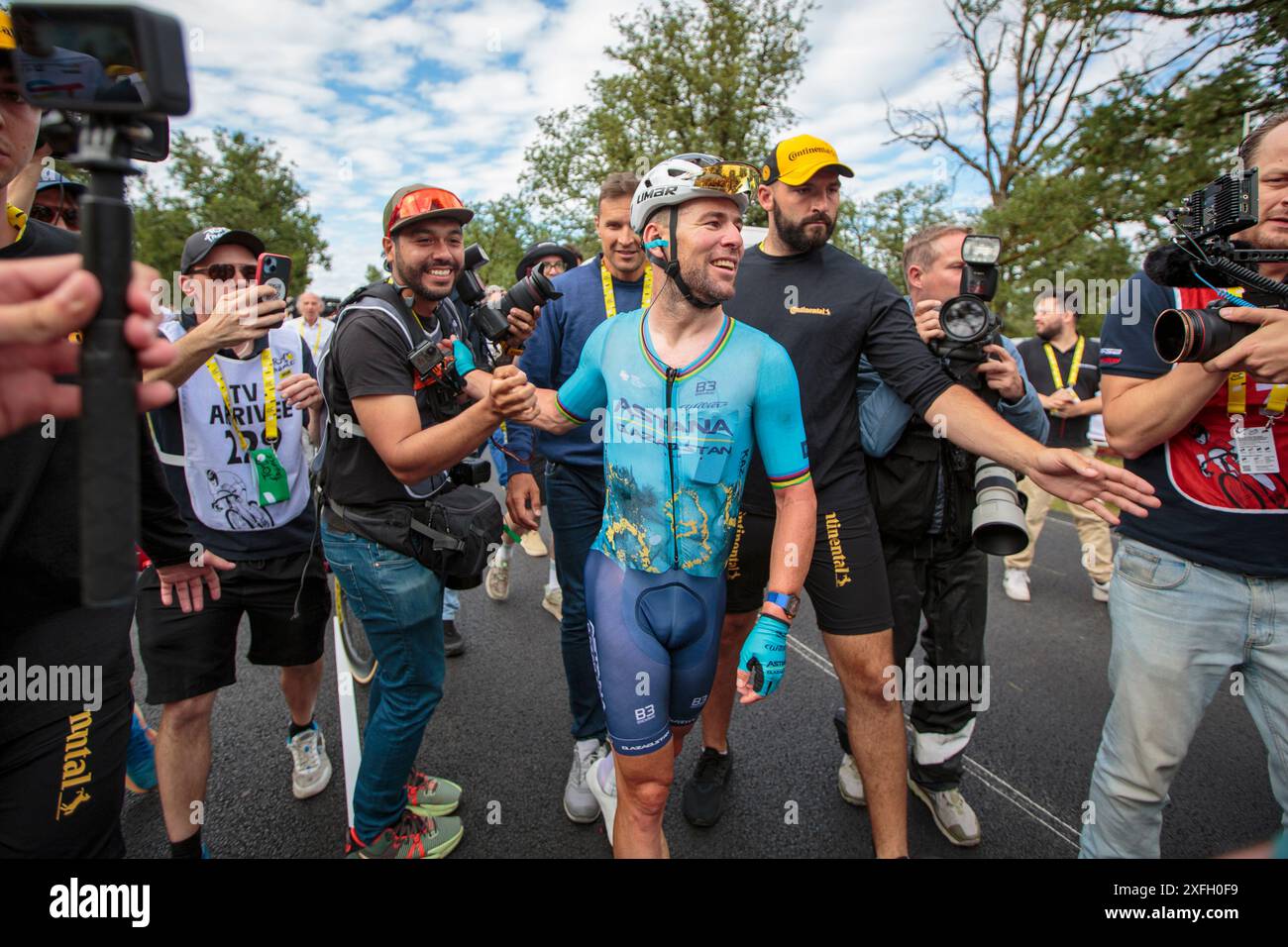 Mark Cavendish leads a peloton of 168 riders to take his 35th Tour de ...