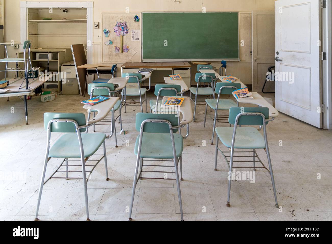 Desks in an abandoned classroom Stock Photo - Alamy