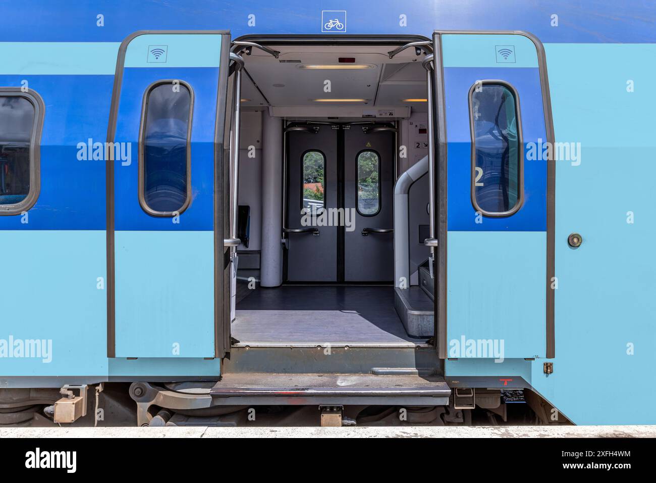 Train at station doors open hi-res stock photography and images - Alamy