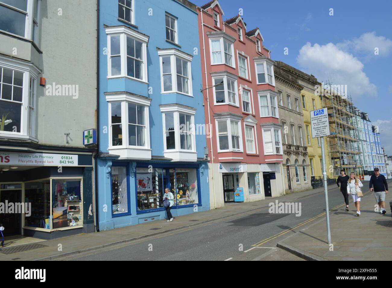 Traditional Victorian-style buildings on High Street in Tenby ...