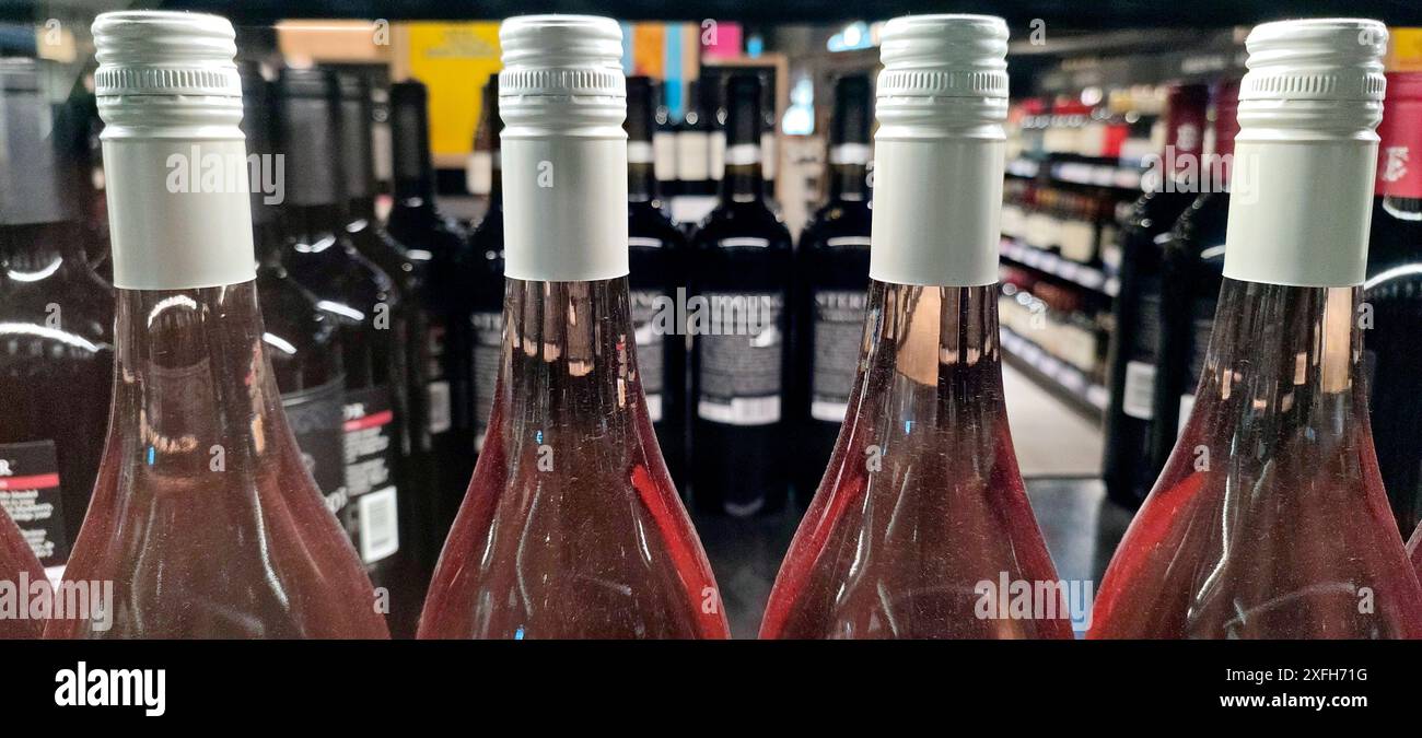 Front view of wine bottles hi-res stock photography and images - Alamy