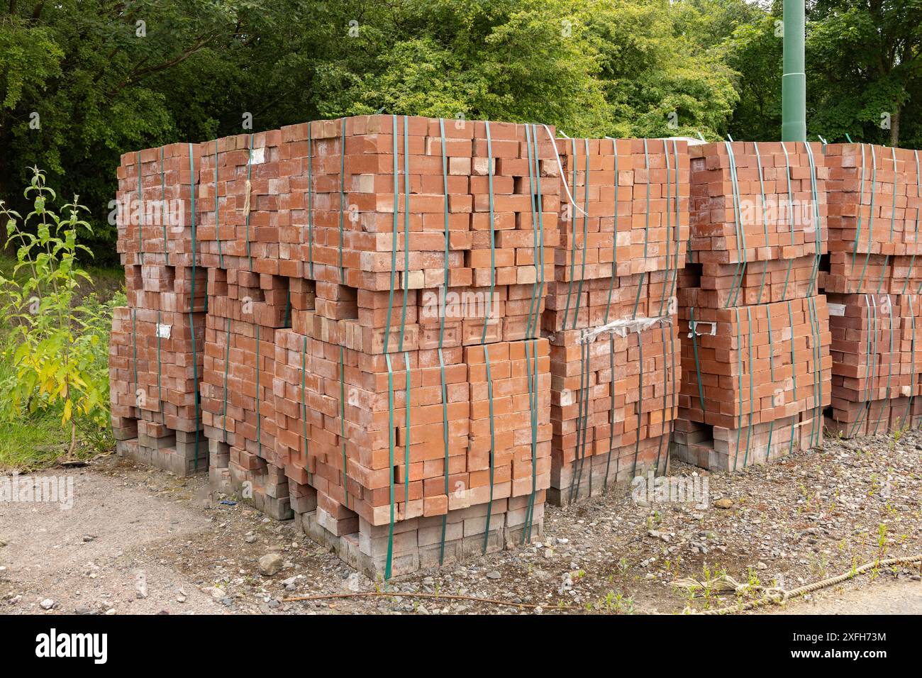 Red brick on pallets in brick factory Stock Photo - Alamy