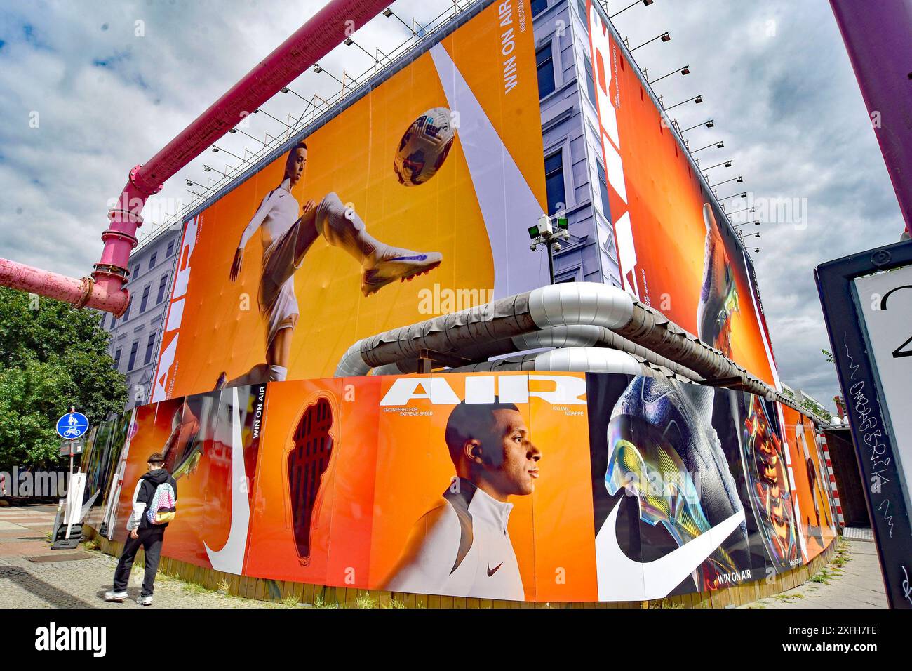 Aktuelle Grosswerbung mit Kylian Mbappe an Neubauecke an der ...